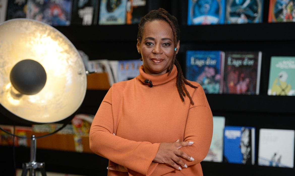 Escritora Eliana Alves Cruz assume o Trilha de Letras, na TV Brasil - NESPE